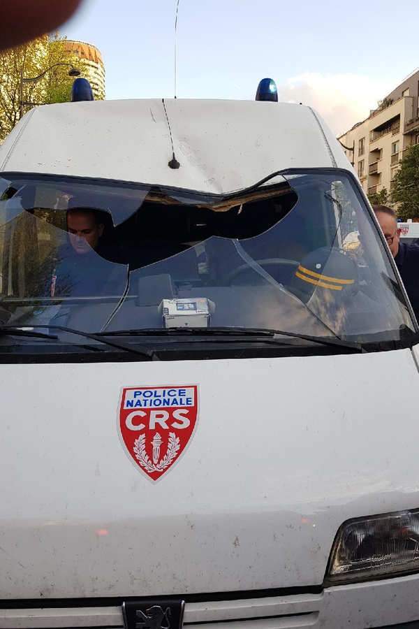 Tolbiac : un fourgon de la CRS 52 attaqué