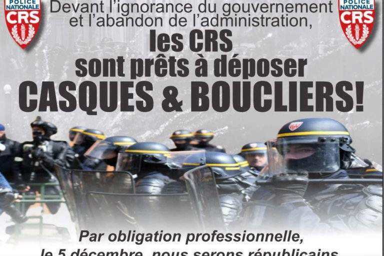 Les CRS posent casques et boucliers
