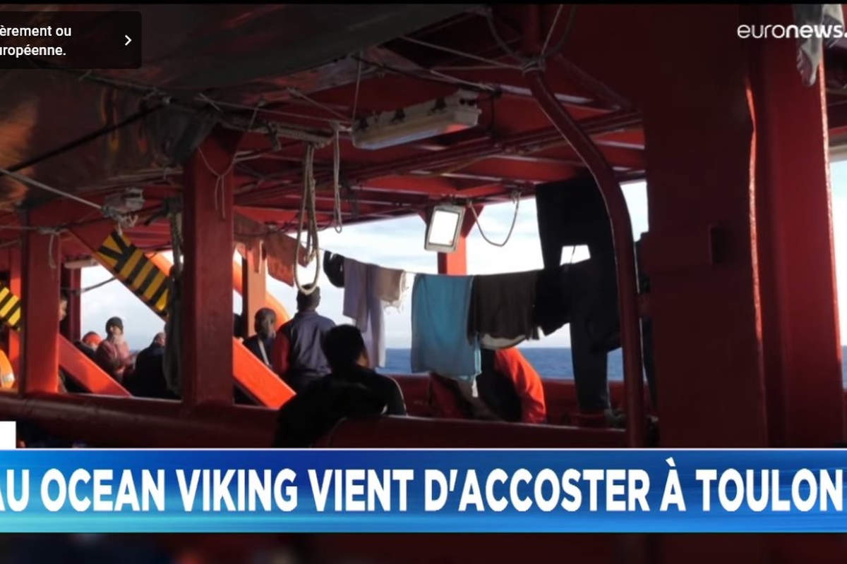 Le bateau humanitaire Océan Viking est arrivé à Toulon et les autres ...